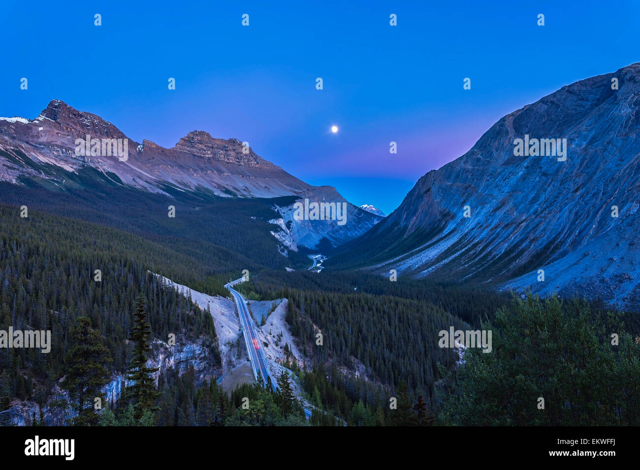 The waxing gibbous moon over the Icefields Parkway from the Cirrus ...