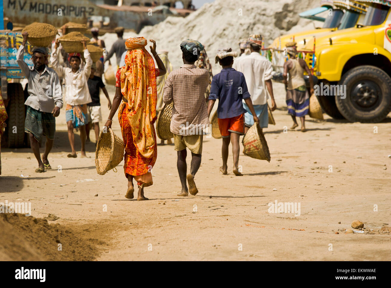 Barge carrying sand hi-res stock photography and images - Alamy