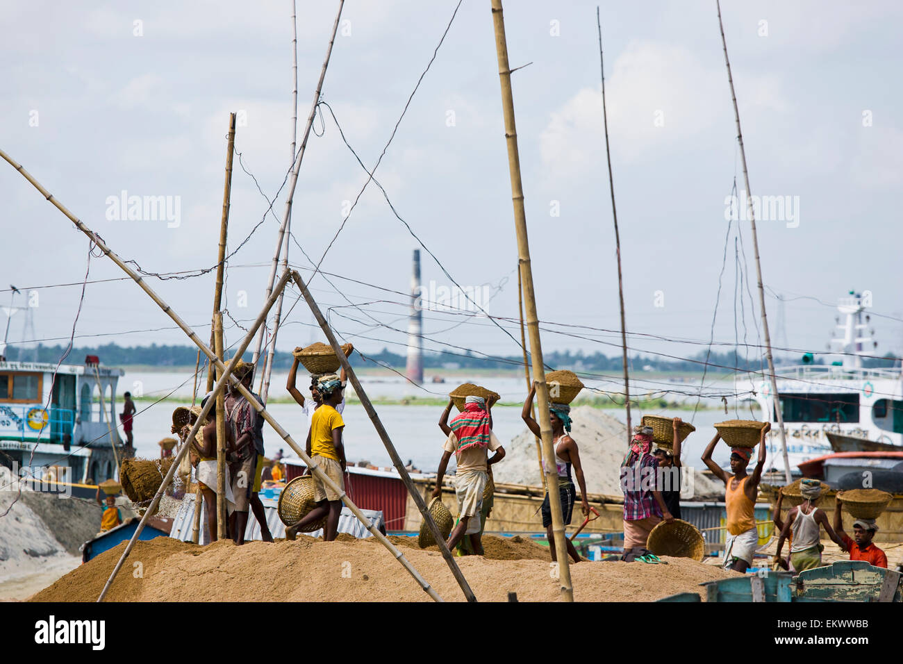 Barge carrying sand hi-res stock photography and images - Alamy