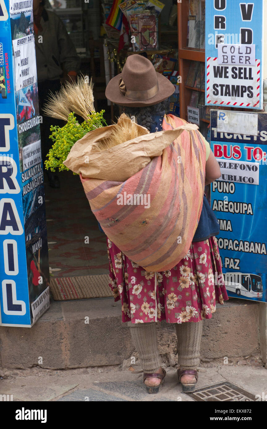Woman carrying bundle wheat hi-res stock photography and images - Alamy