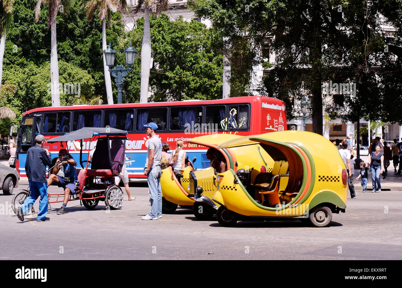 Two yellow taxis hi-res stock photography and images - Alamy