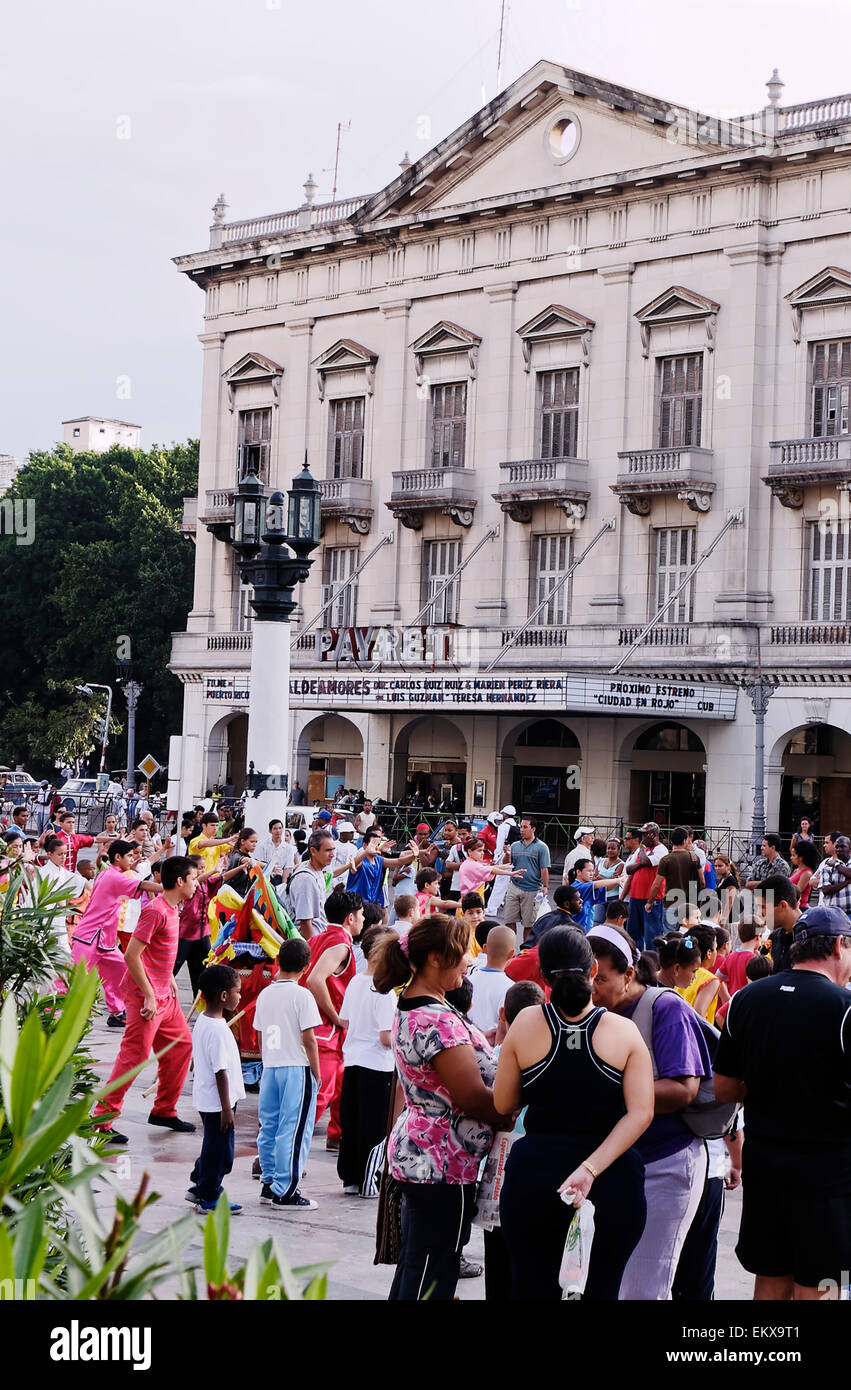 Havana cuba group public square hi-res stock photography and images - Alamy
