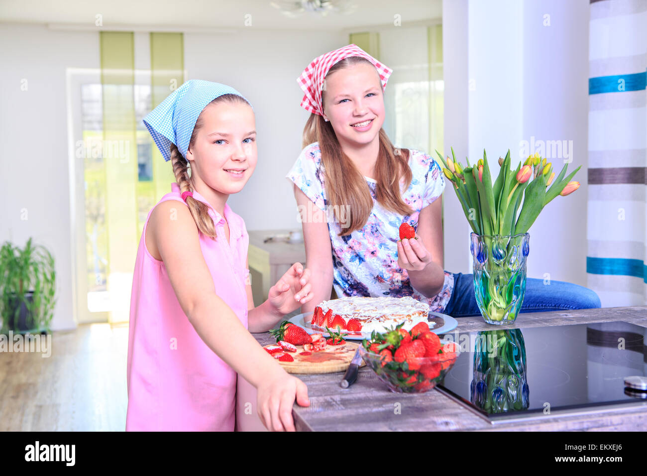 Teen baking cake hi-res stock photography and images - Alamy