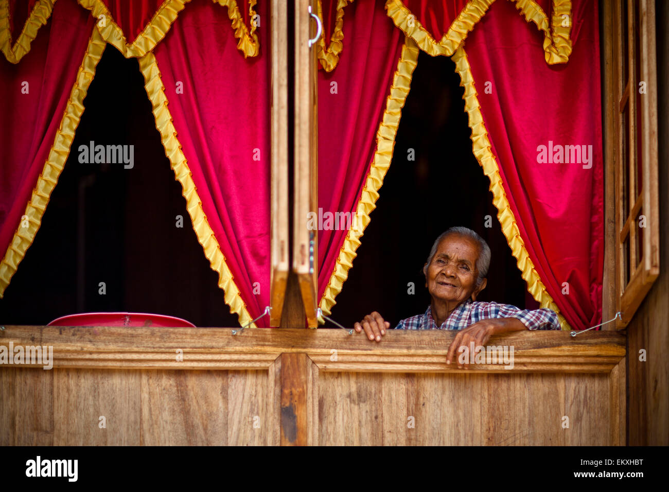 People looking over ledge hi-res stock photography and images - Alamy