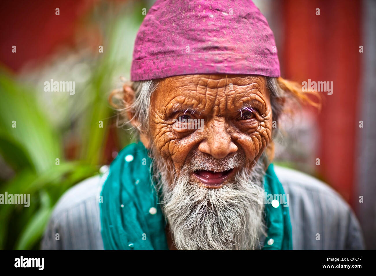 Muslim man wearing prayer hat hi-res stock photography and images - Alamy
