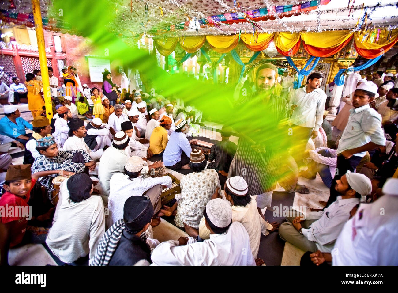 A Crowd Of Muslim Men Worshipping At A Shrine; India Stock Photo - Alamy