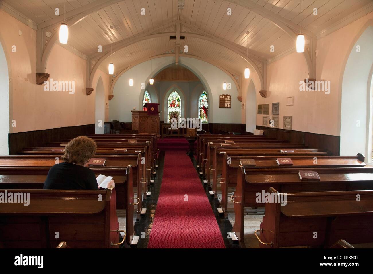 People sitting in church pews hi-res stock photography and images - Alamy