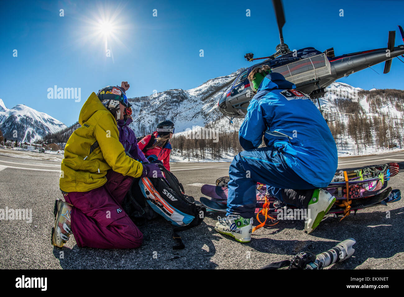 Helicopter ski drop hi-res stock photography and images - Alamy