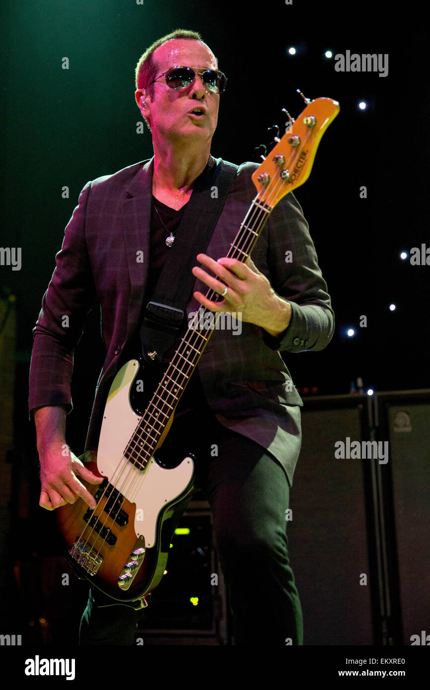 Bassist robert deleo hi-res stock photography and images - Alamy
