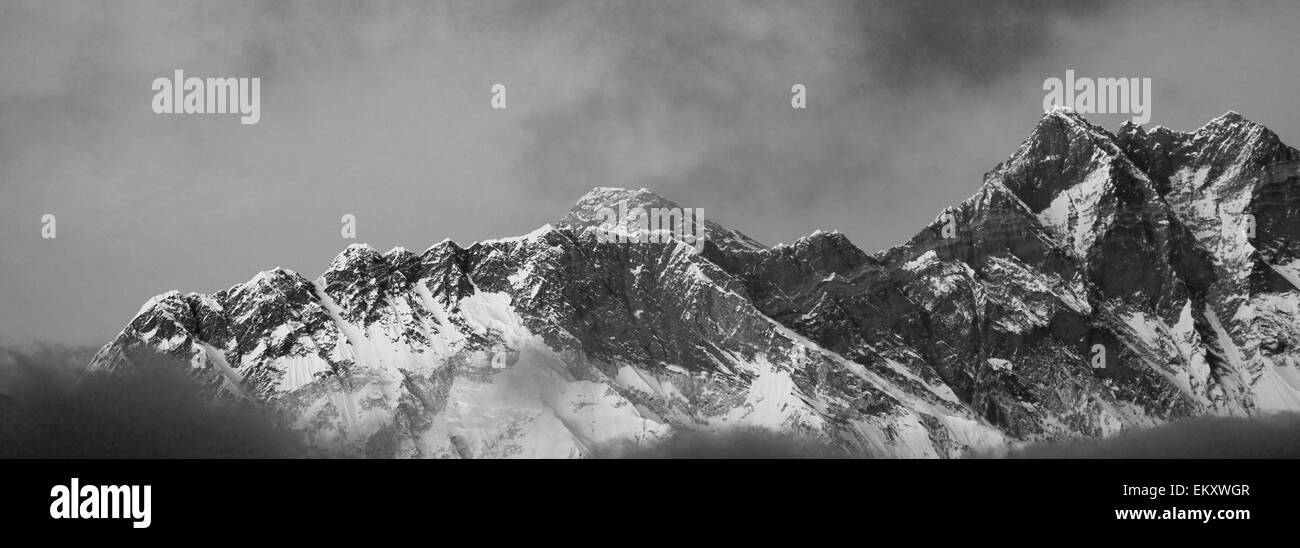 Snow Capped summit of Everest Mountain, Himalayan mountains, UNESCO ...