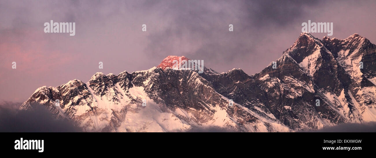 Snow Capped summit of Everest Mountain, Himalayan mountains, UNESCO ...
