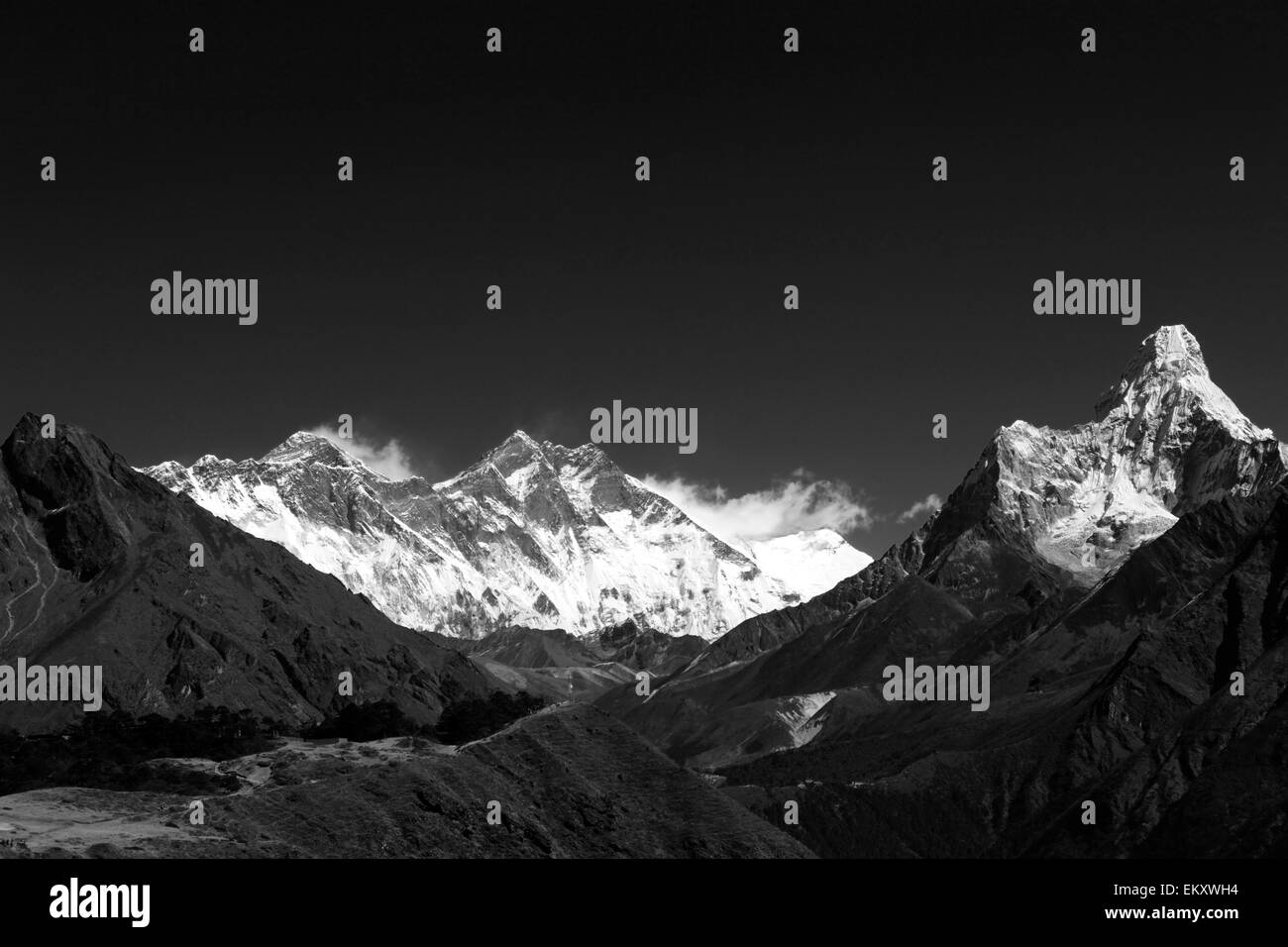 Snow Capped summit of Everest Mountain, Himalayan mountains, UNESCO ...