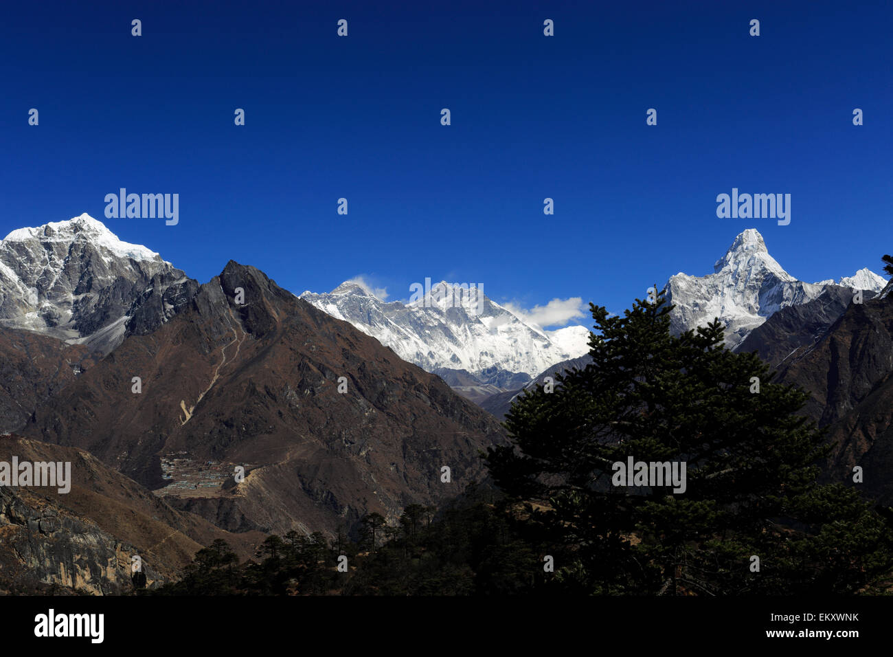 Snow Capped summit of Everest Mountain, Himalayan mountains, UNESCO ...