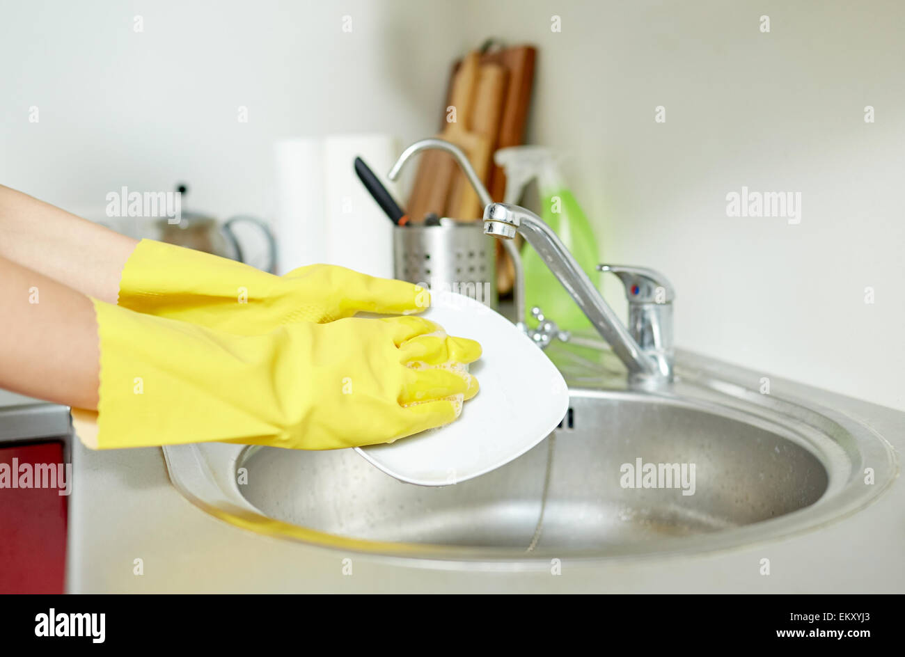 Hands washing dishes hi-res stock photography and images - Alamy