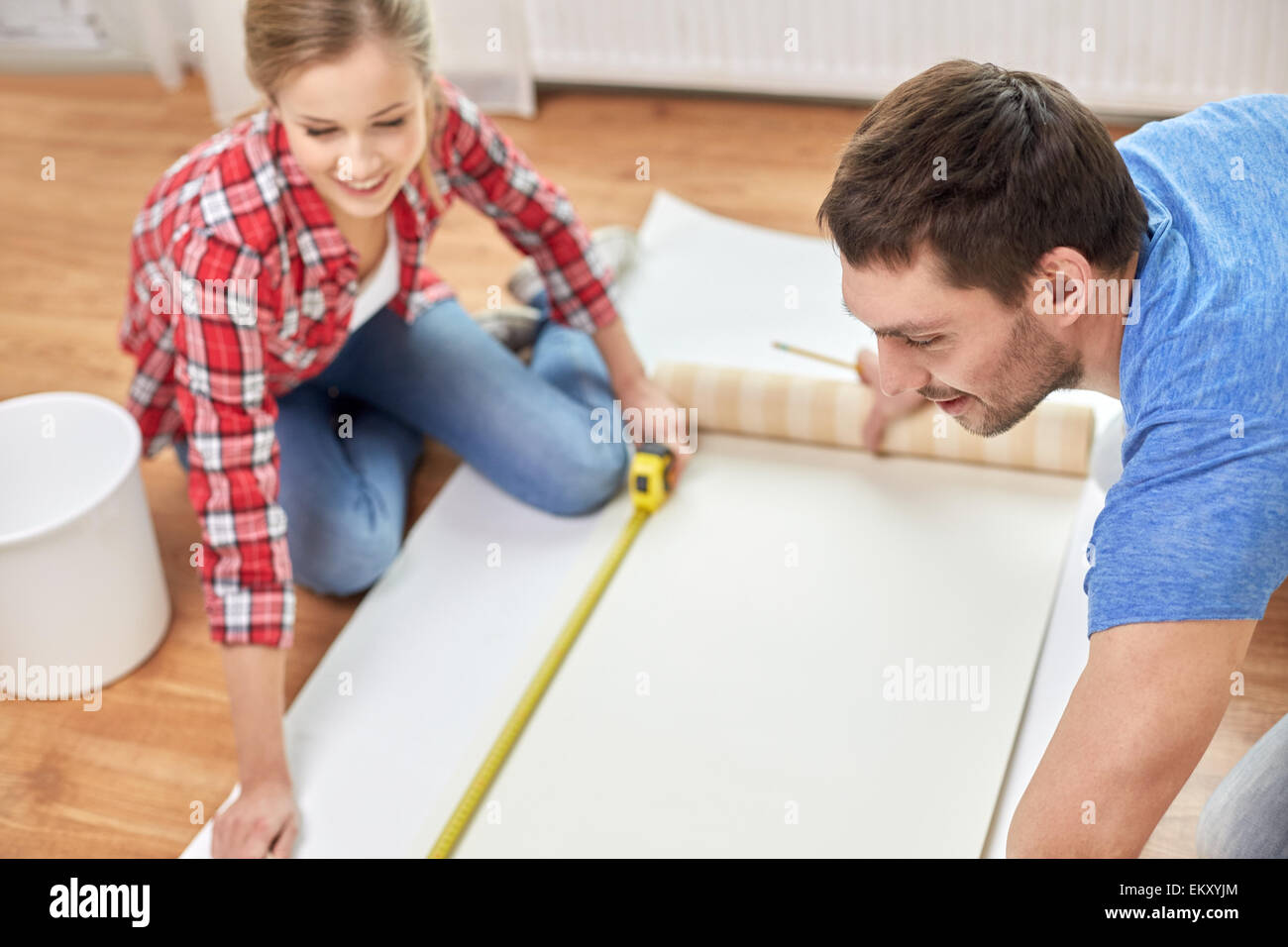 close up of couple measuring wallpaper Stock Photo - Alamy