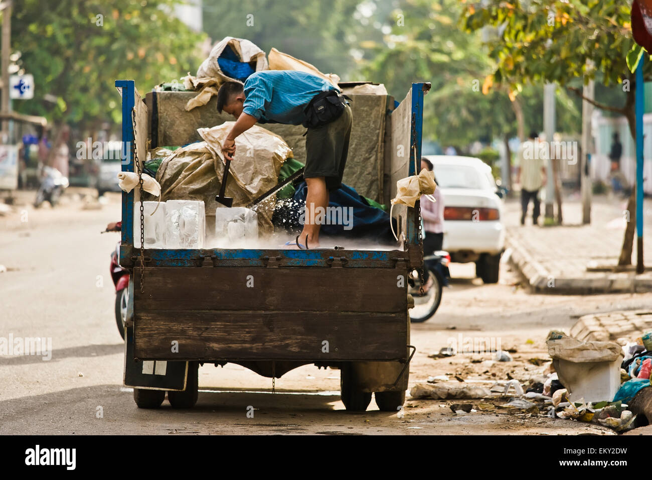 Ice axes tools hi-res stock photography and images - Alamy