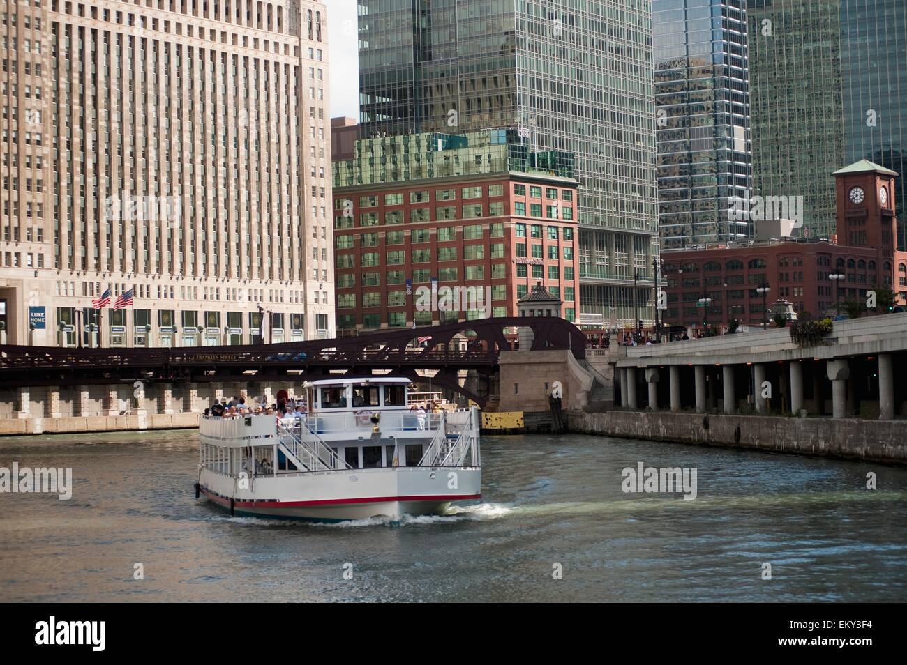 Ships in chicago waterfront hi-res stock photography and images - Alamy