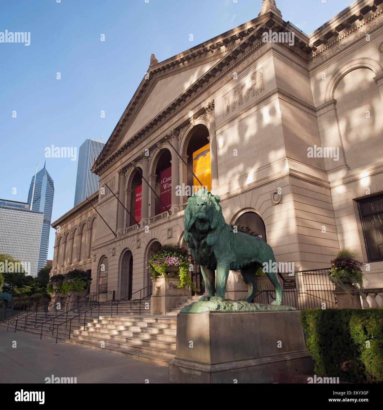 Building With Lion Statue Stock Photo - Alamy