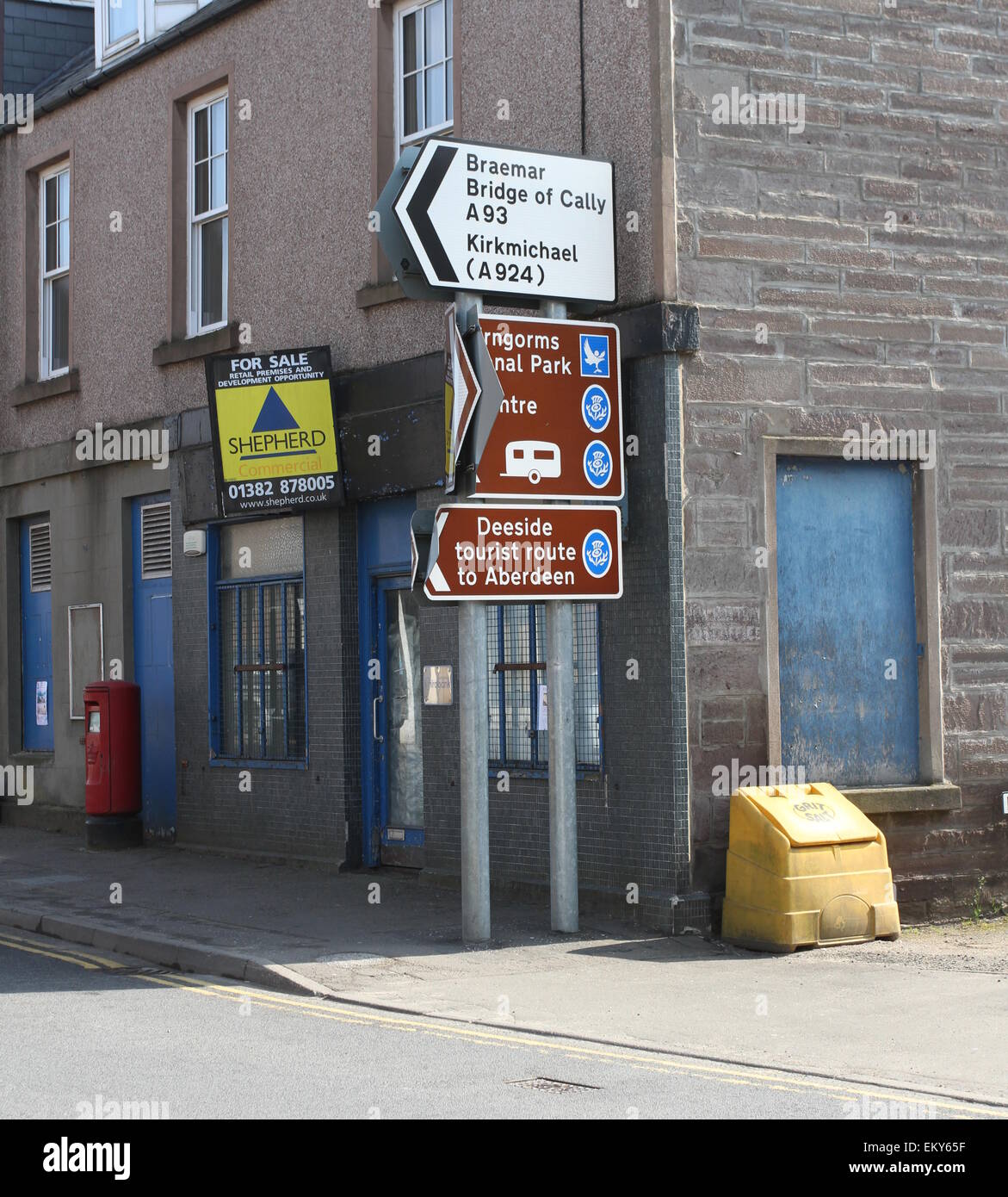Damaged road sign hi-res stock photography and images - Alamy