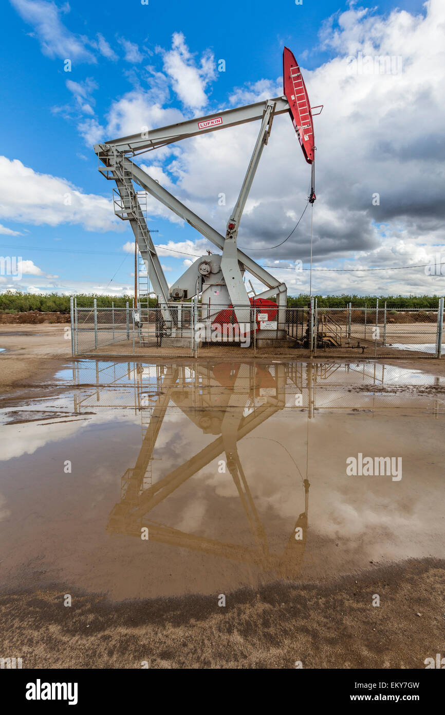 Pumpjack oil well fracking site hi-res stock photography and images - Alamy