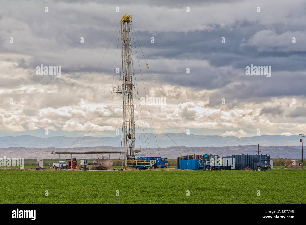 Oil drilling derrick hi-res stock photography and images - Alamy