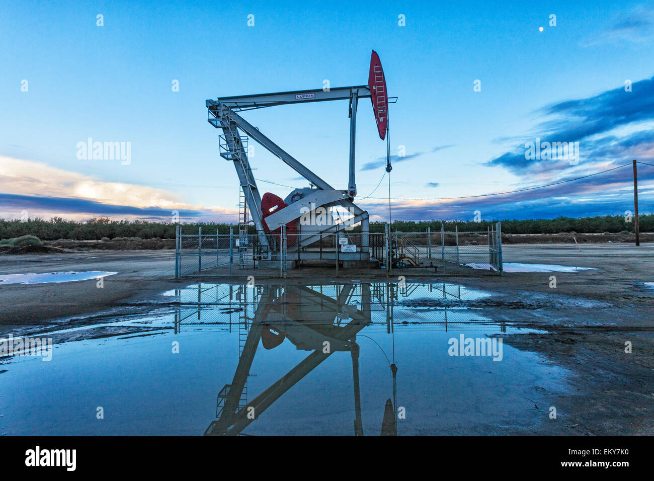 Pumpjack oil well fracking site hi-res stock photography and images - Alamy