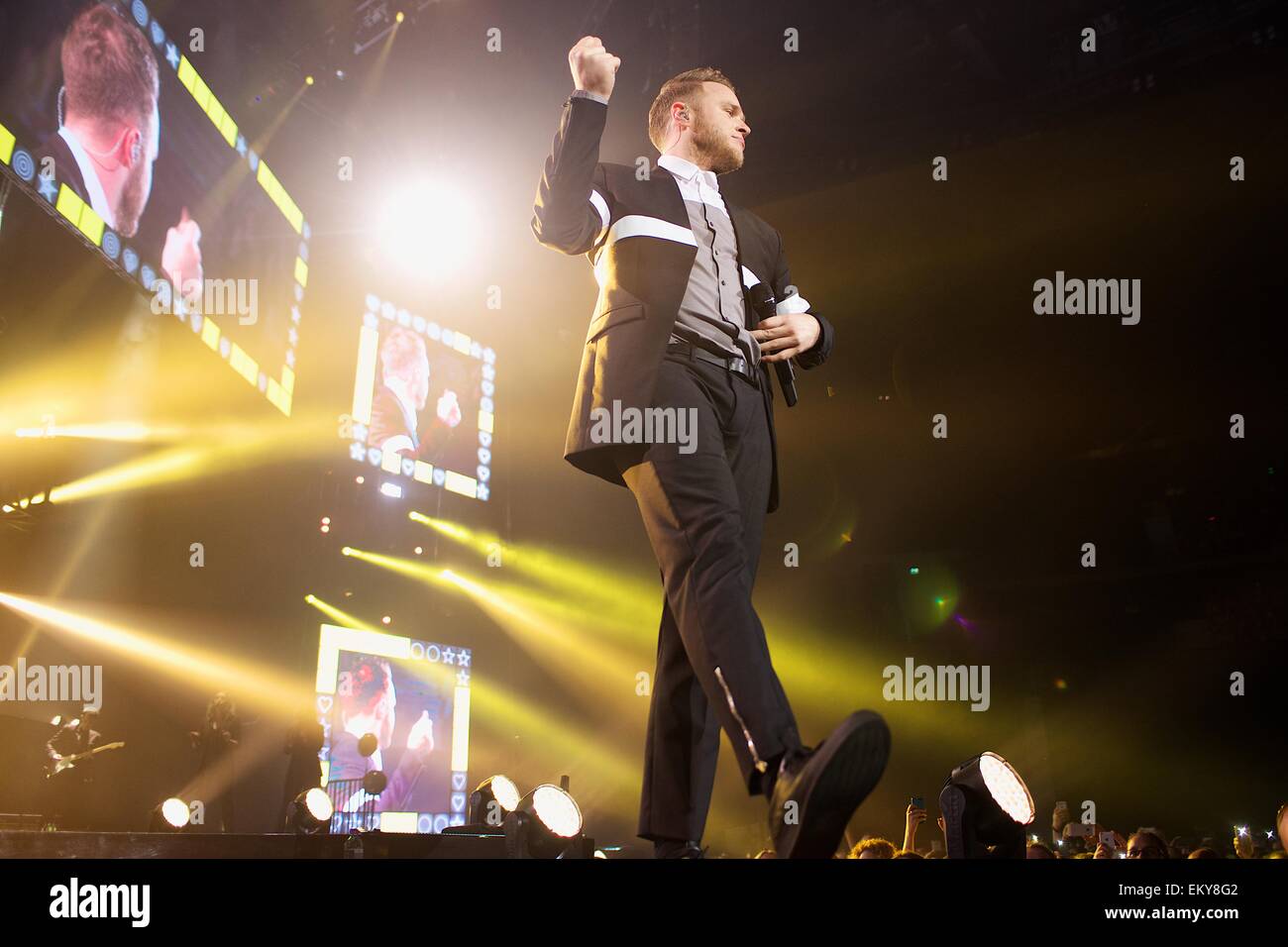 Glasgow, Scotland, UK. 14th Apr, 2015. UK singer Olly Murs performs to ...