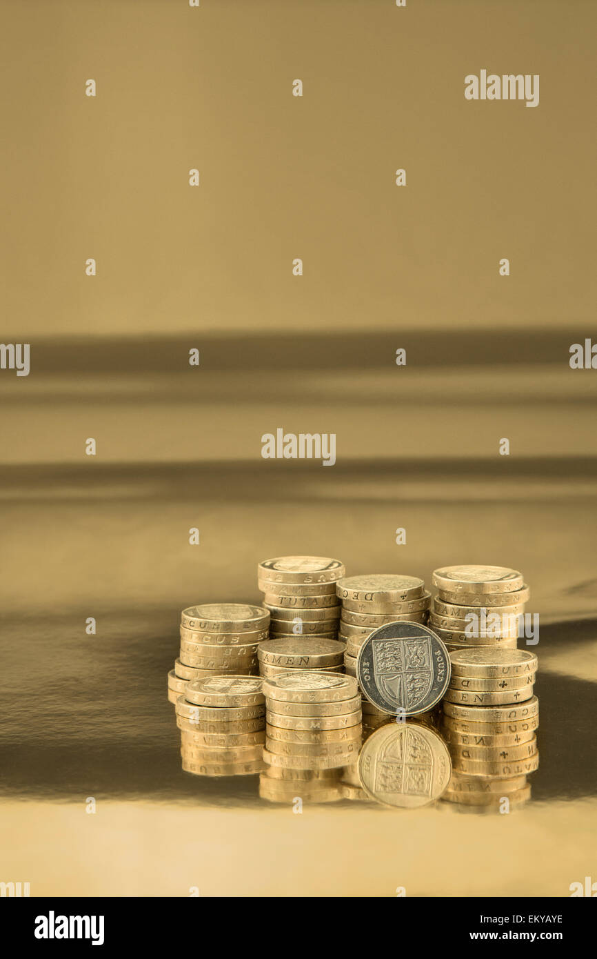British One Pound Coins on a Gold background Stock Photo - Alamy