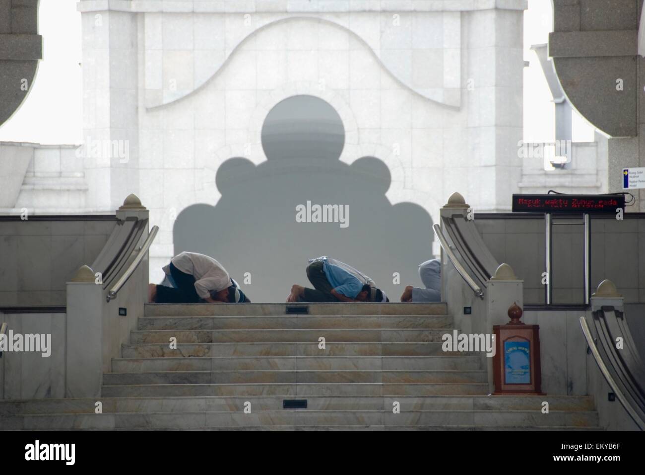 Three muslim men praying hi-res stock photography and images - Alamy
