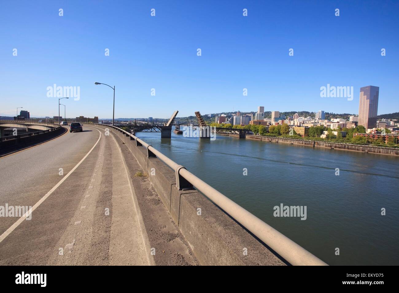 Portland oregon skyline highway willamette hi-res stock photography and ...