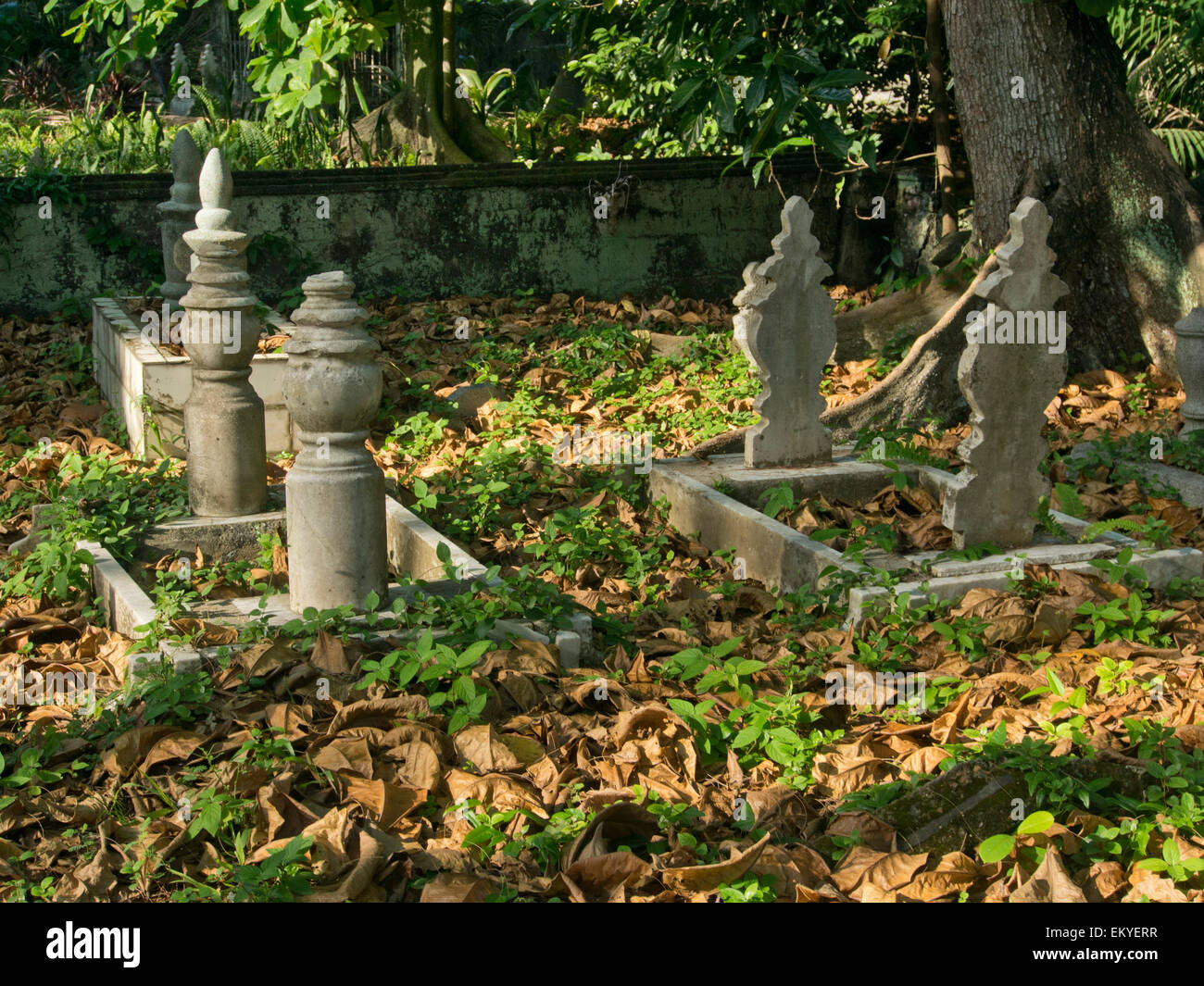 Malay cemetery next to Malabar mosque, Singapore Stock Photo - Alamy