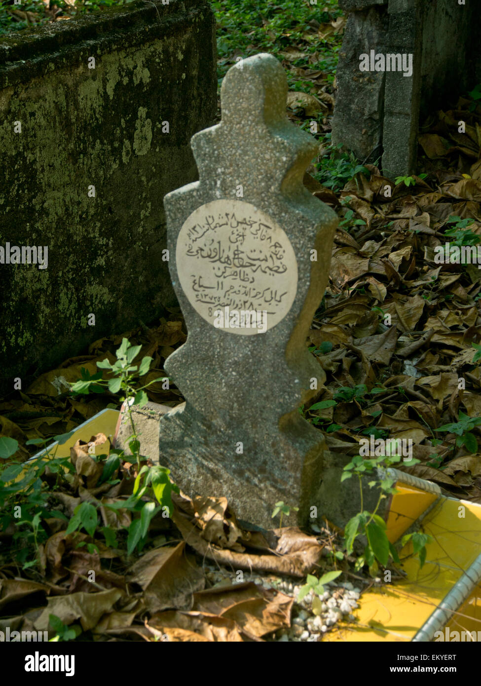 Malay cemetery next to Malabar mosque, Singapore Stock Photo - Alamy