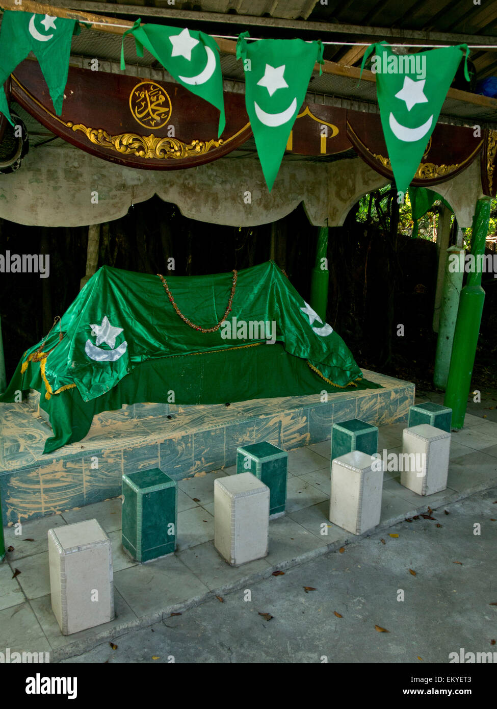 Malay cemetery next to Malabar mosque, Singapore Stock Photo - Alamy