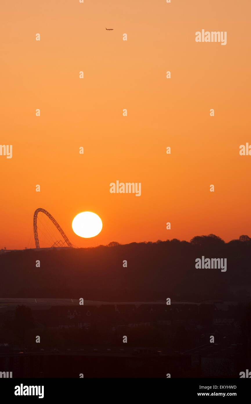 London, UK. 15 April 2015. The sun rises over the arch at Wembley ...