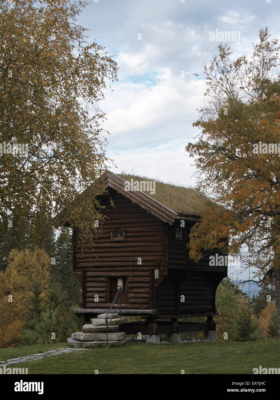 Small smokers hut overlooking the Sørkedalen valley and the Norefjell ...