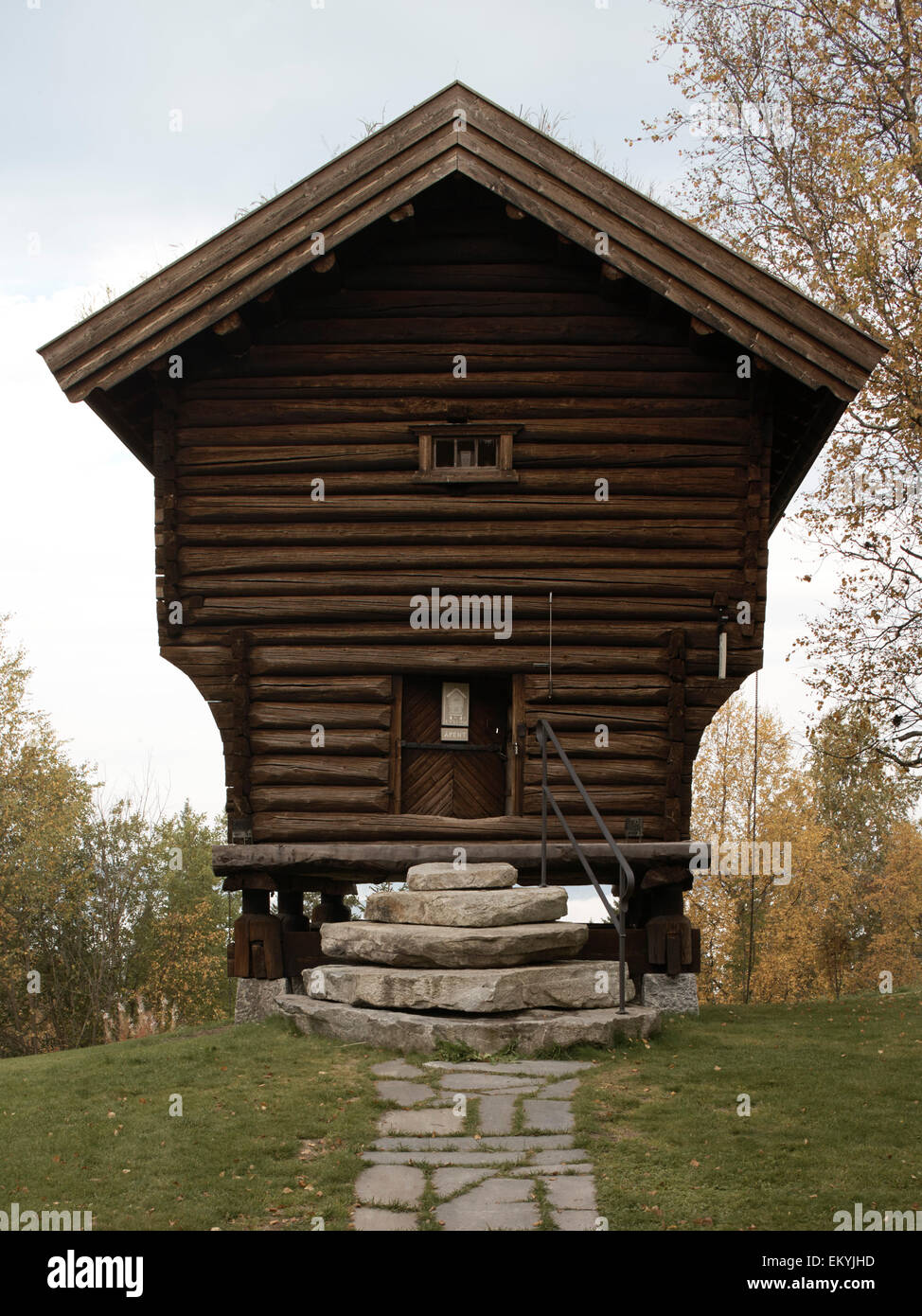 Small smokers hut overlooking the Sørkedalen valley and the Norefjell ...