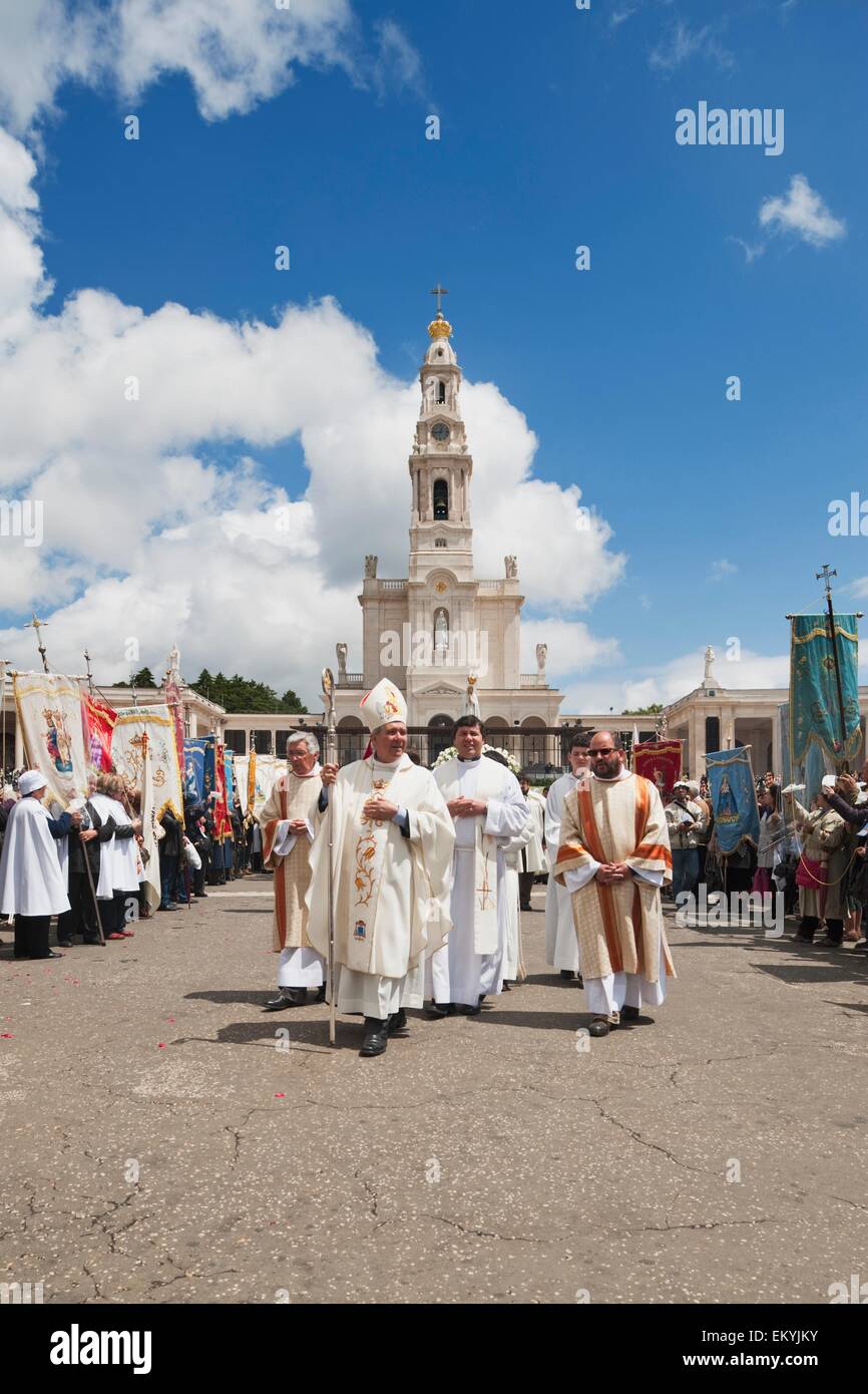 Religious Leaders Walk Through The Crowd At The Basilica Of Fatima ...