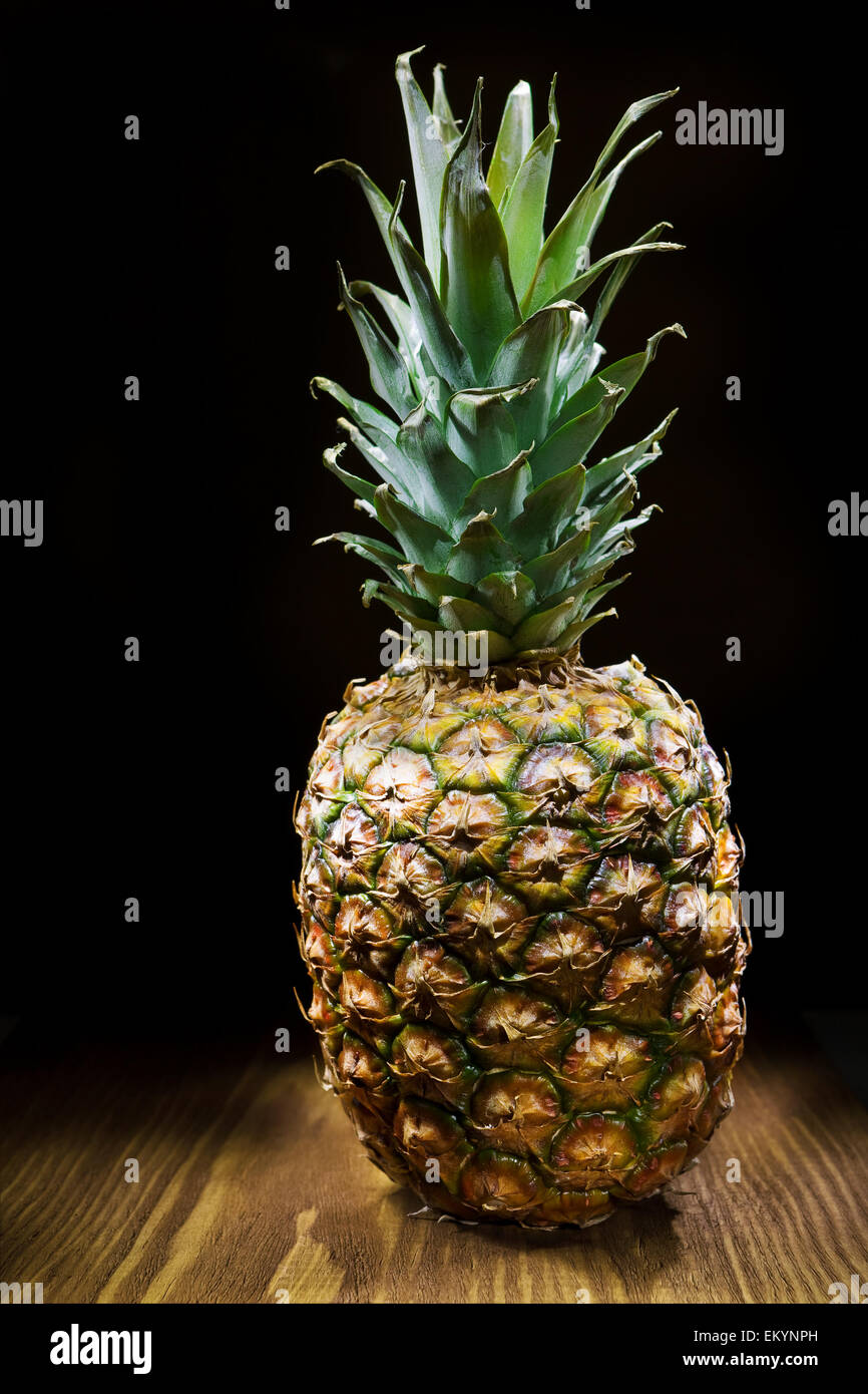 Whole pineapple standing hi-res stock photography and images - Alamy