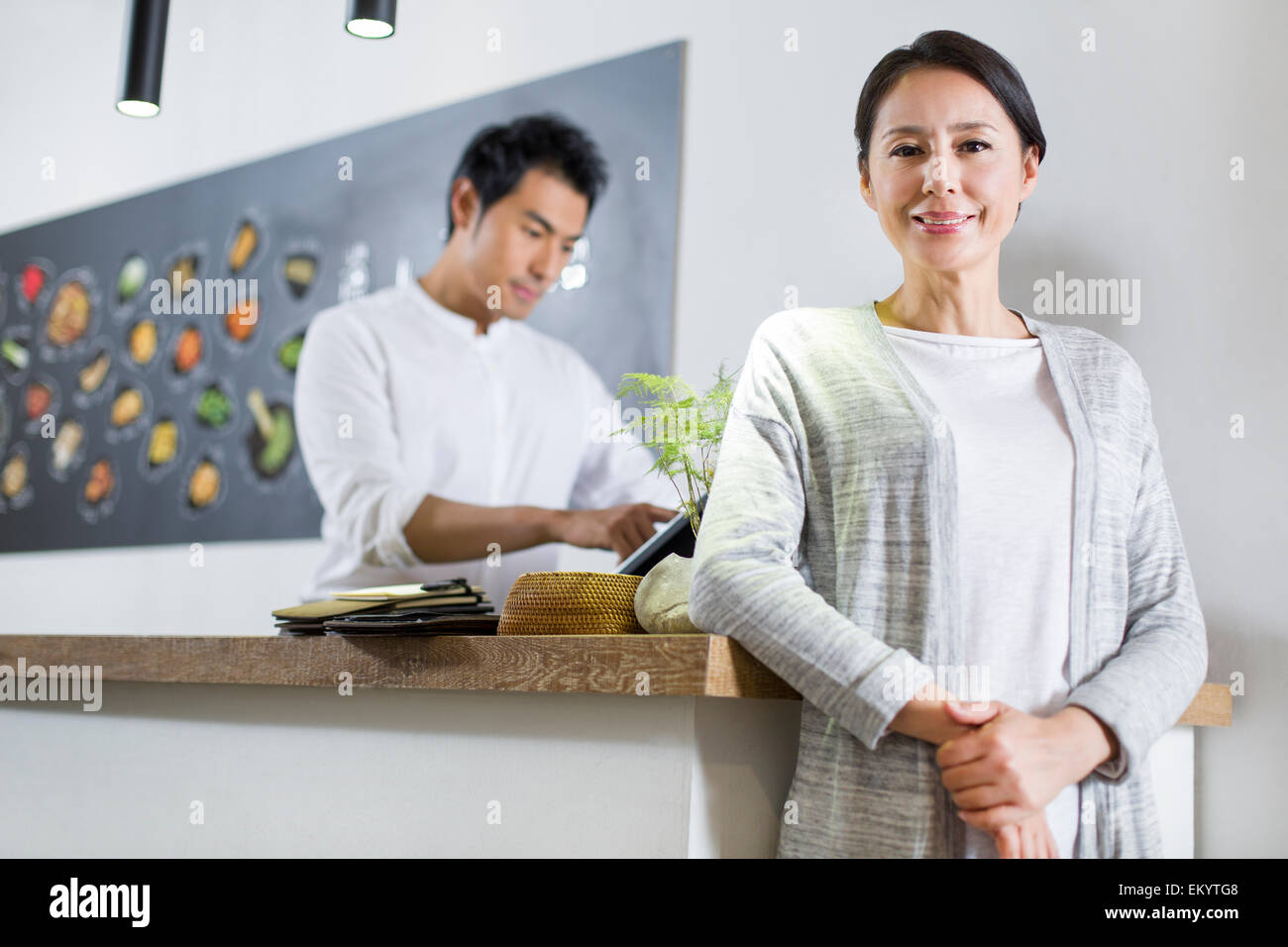 Waiter Cashier Stock Photos & Waiter Cashier Stock Images - Alamy