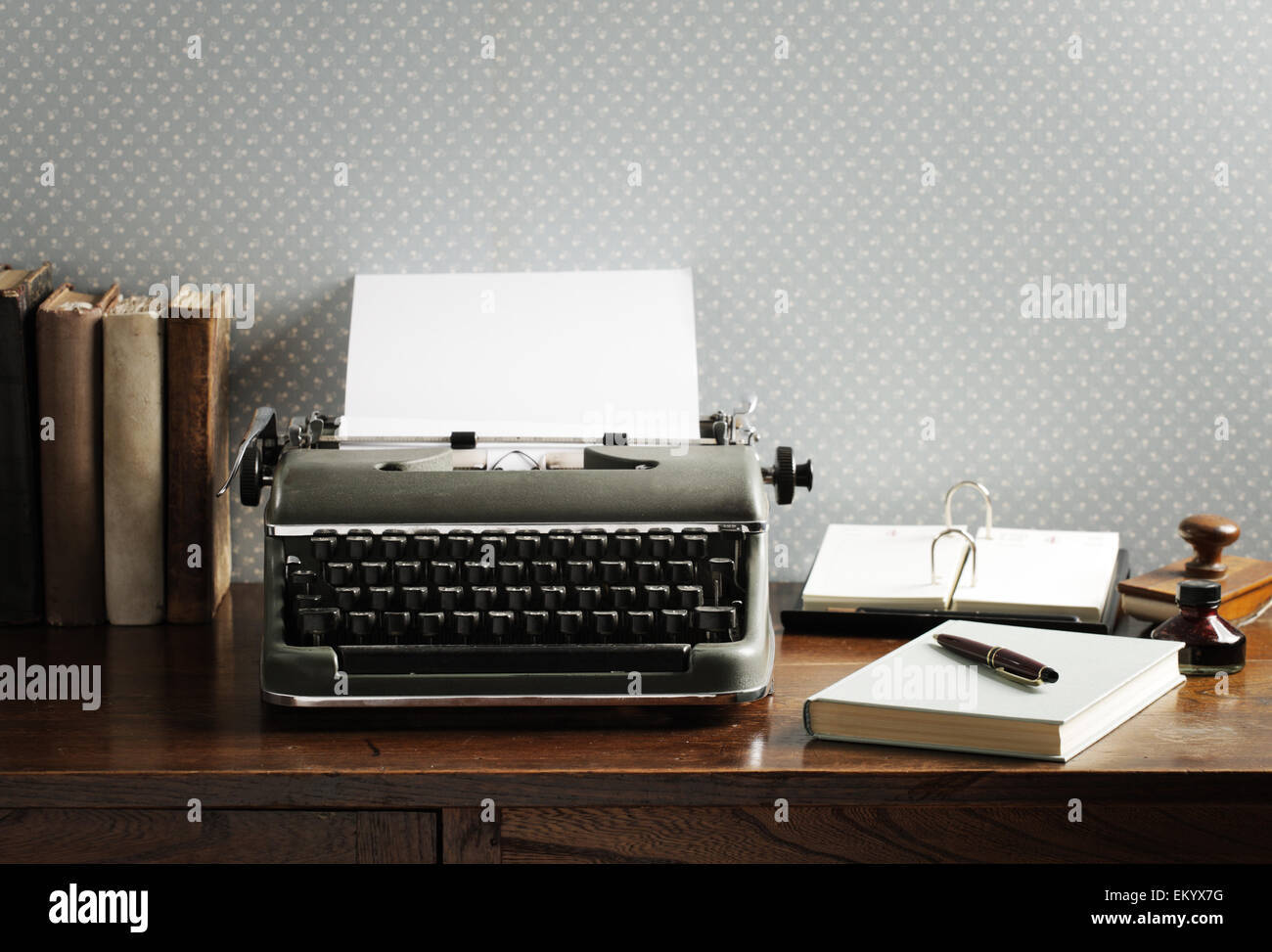 Old fashioned typewriter desk hi-res stock photography and images - Alamy