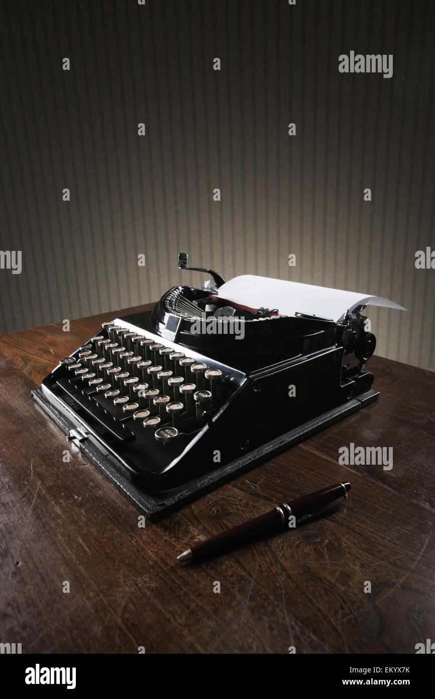 Old fashioned typewriter desk hi-res stock photography and images - Alamy