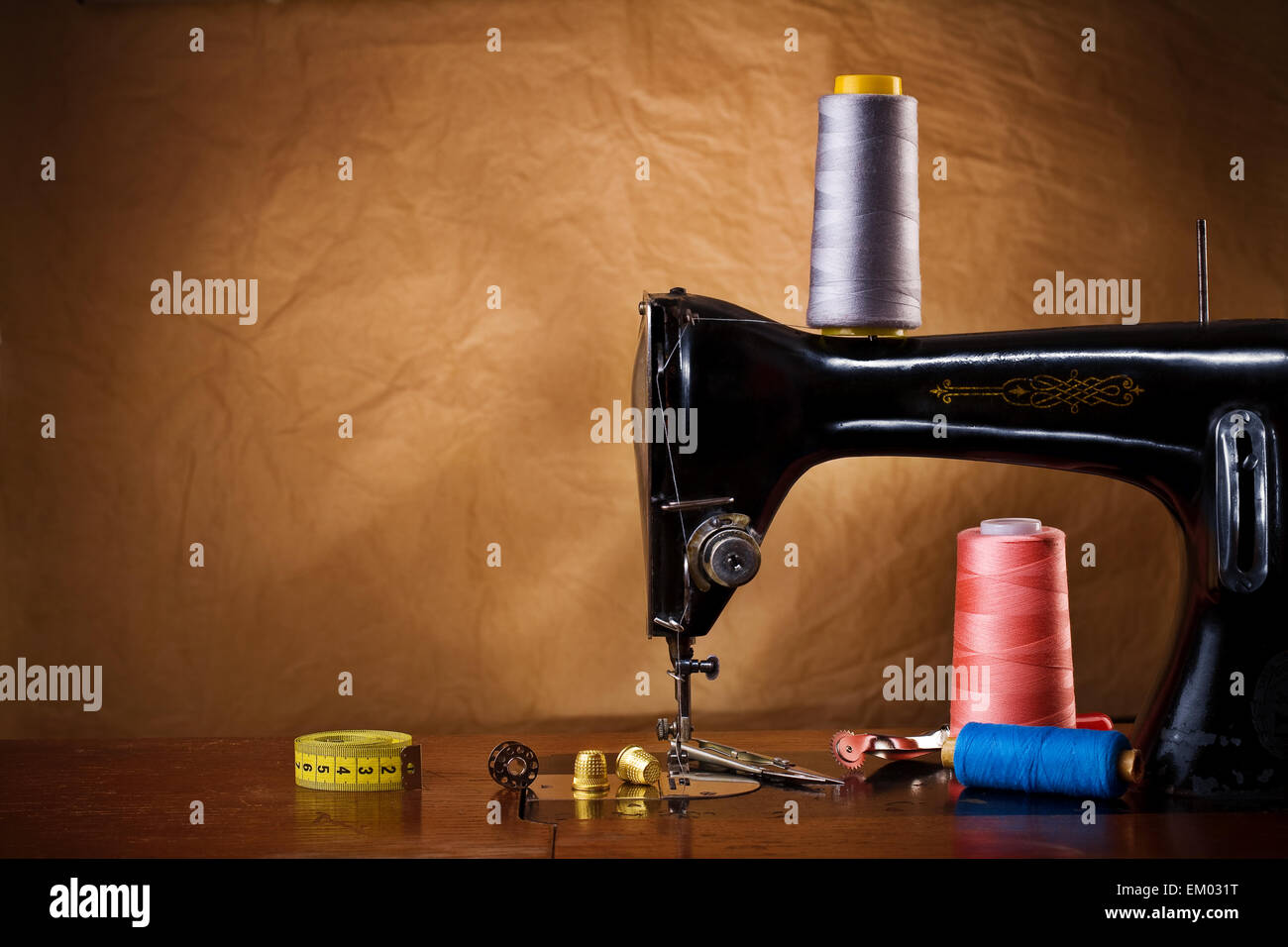 Old sewing machine threads scissors hi-res stock photography and images ...