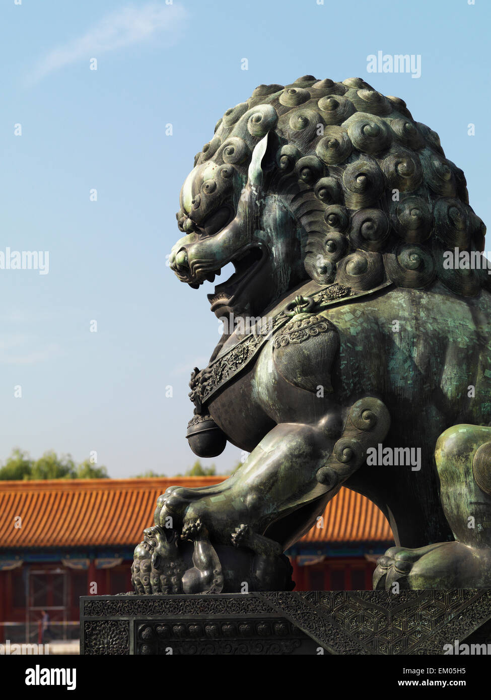 Statues of guardian animals hi-res stock photography and images - Alamy