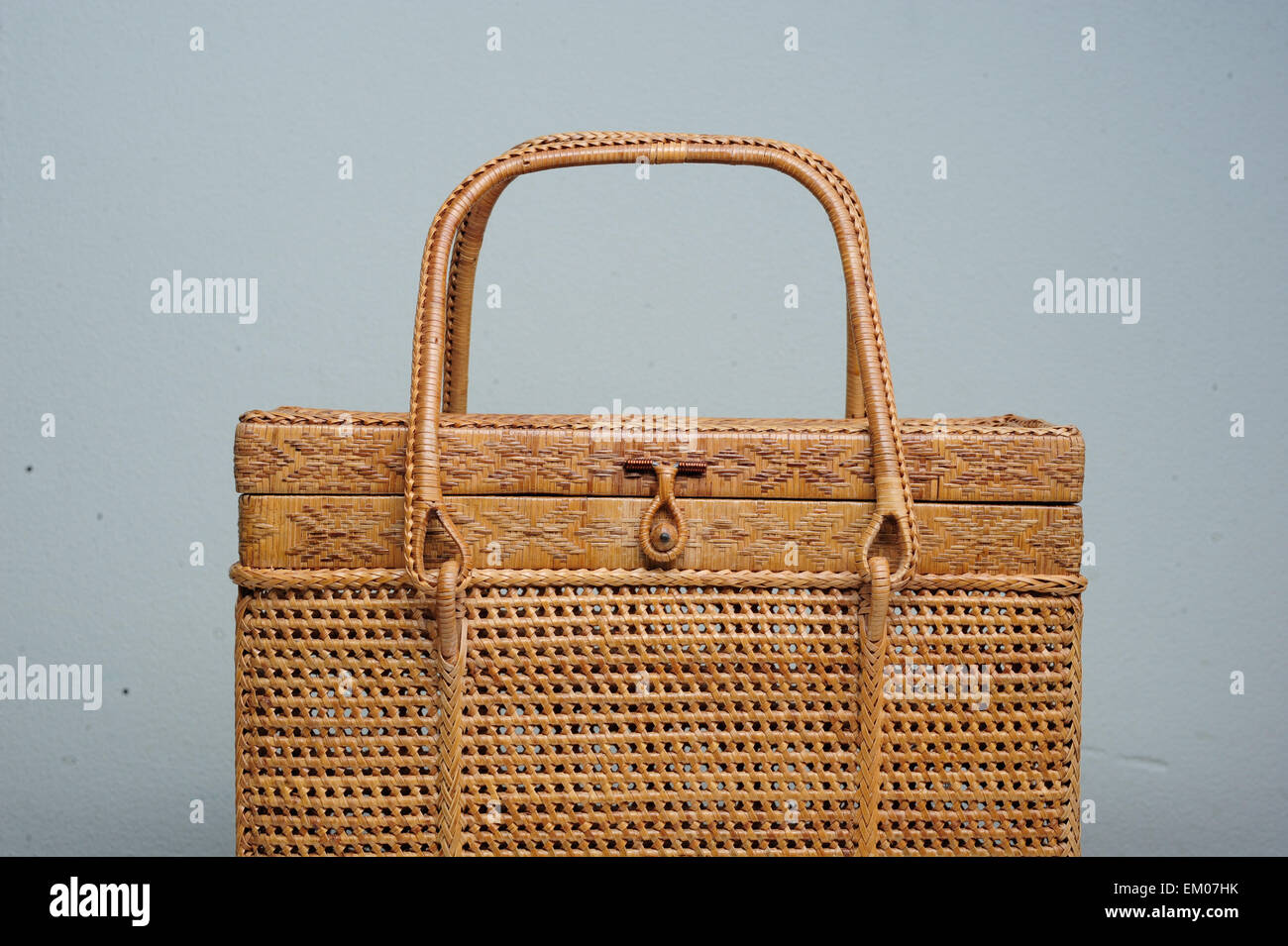 classic style picnic rattan bag Stock Photo - Alamy