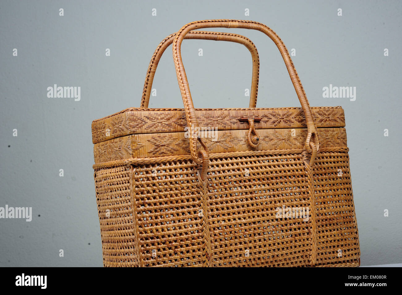 classic style picnic rattan bag Stock Photo - Alamy