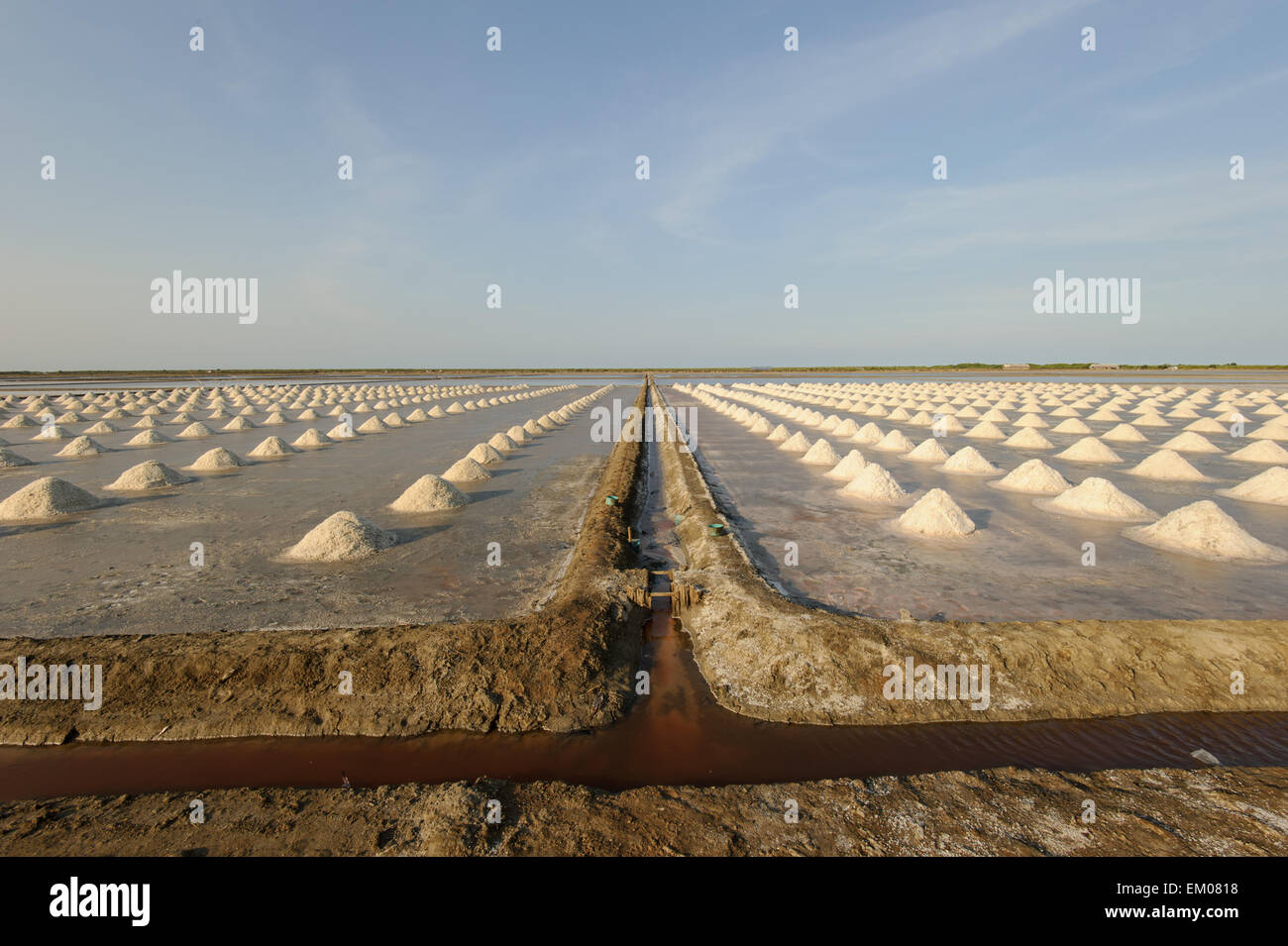 Salt farmer thailand hi-res stock photography and images - Alamy