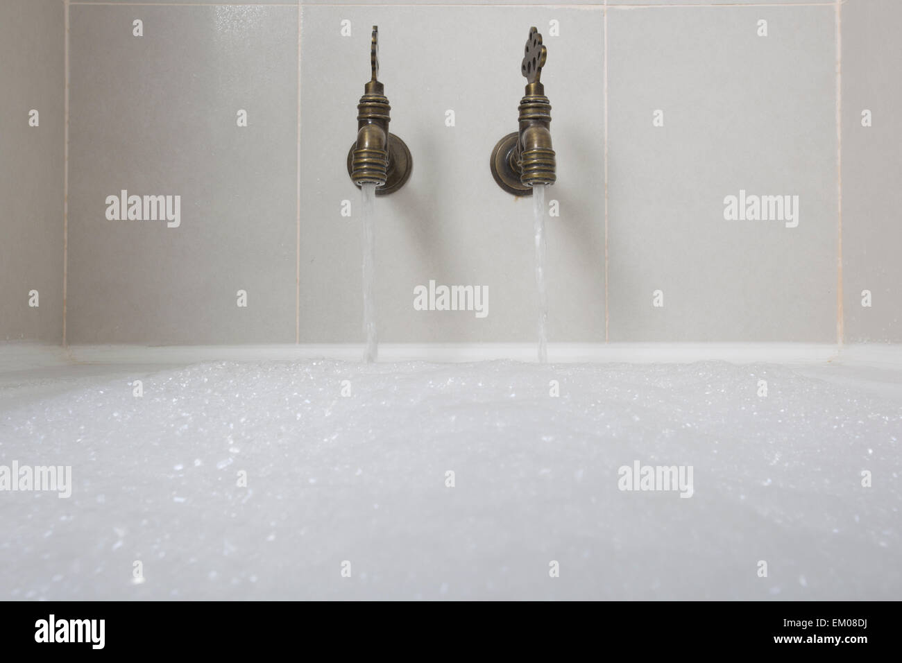 Old fashioned bathtub hi-res stock photography and images - Alamy