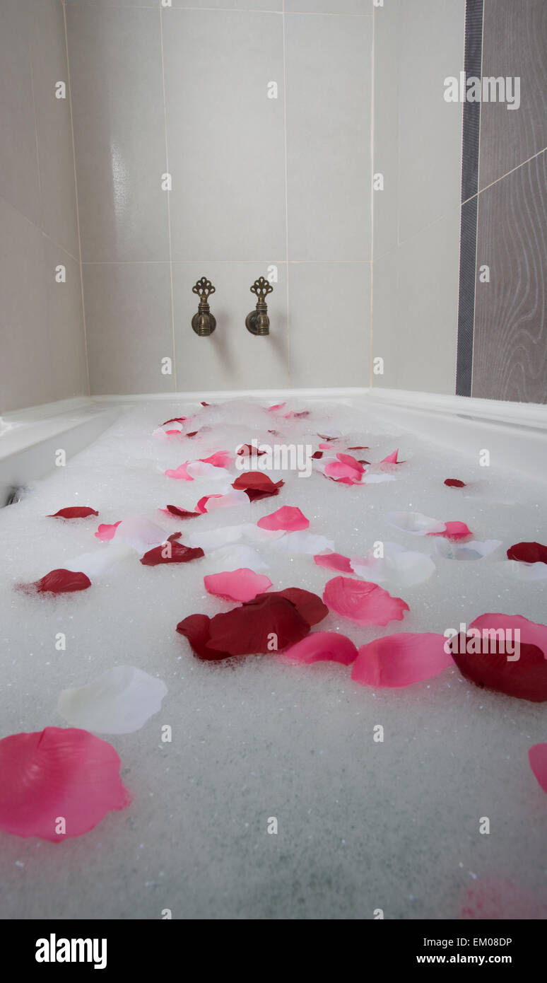 Bath water with rose petals Stock Photo - Alamy