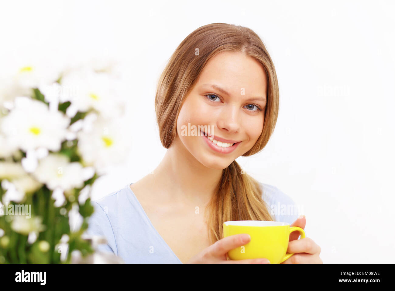 Beautiful young woman drinking tea Stock Photo - Alamy
