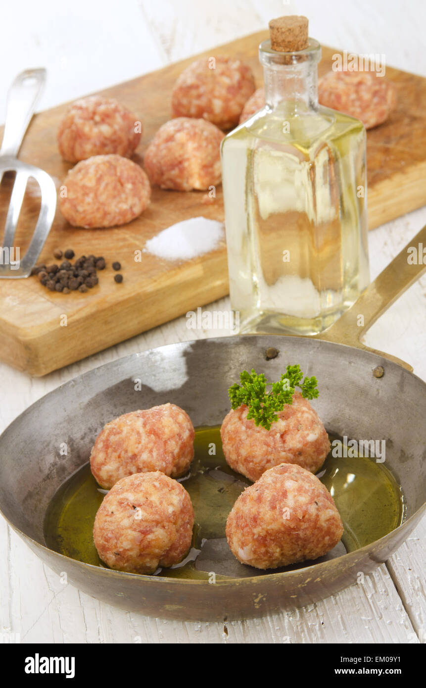 raw minced meat balls in a pan Stock Photo - Alamy